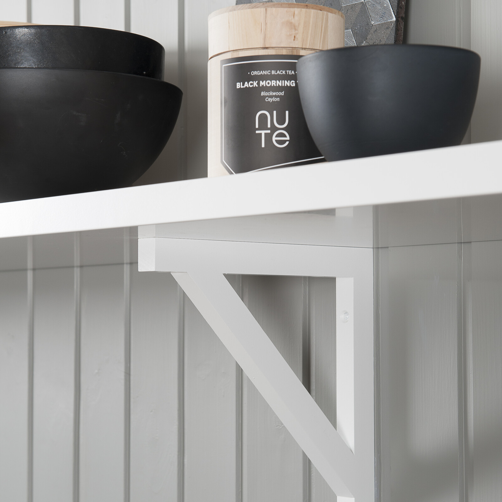 Hyllkonsol i målat massivt trä - Ballingslöv