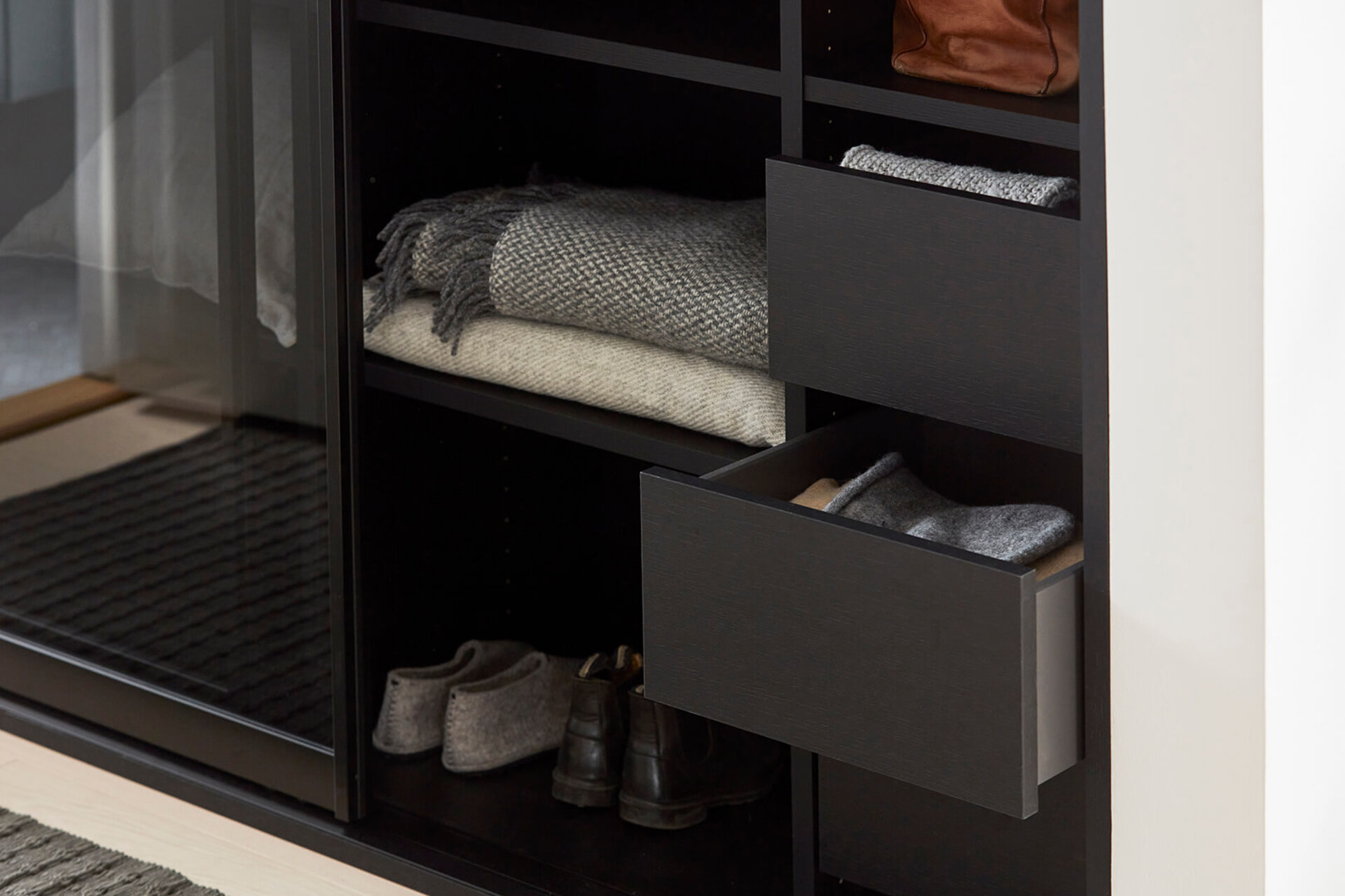 Svarta garderober | Ballingslöv