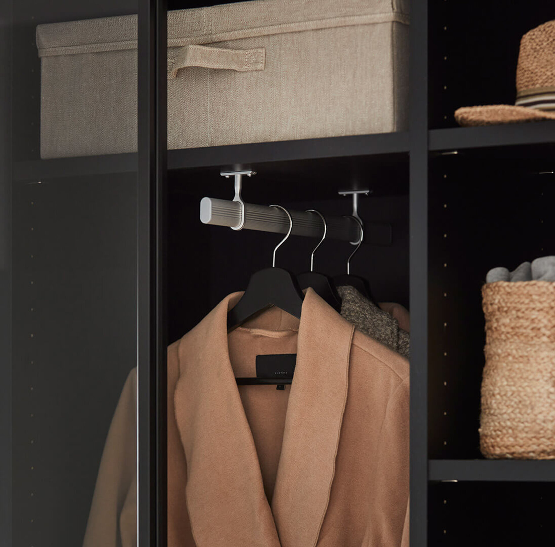 Svarta garderober | Ballingslöv